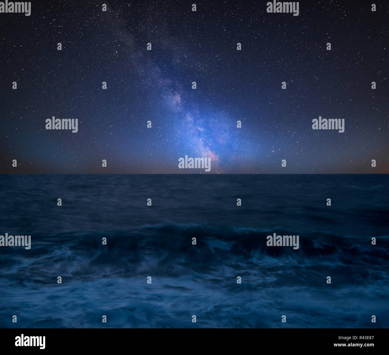 Milky way over sea hi-res stock photography and images - Alamy