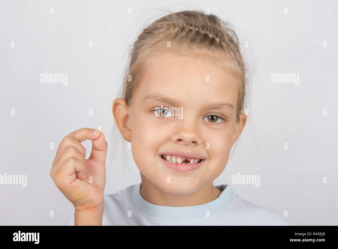 Portrait of a girl with a fallen tooth in his hand Stock Photo - Alamy