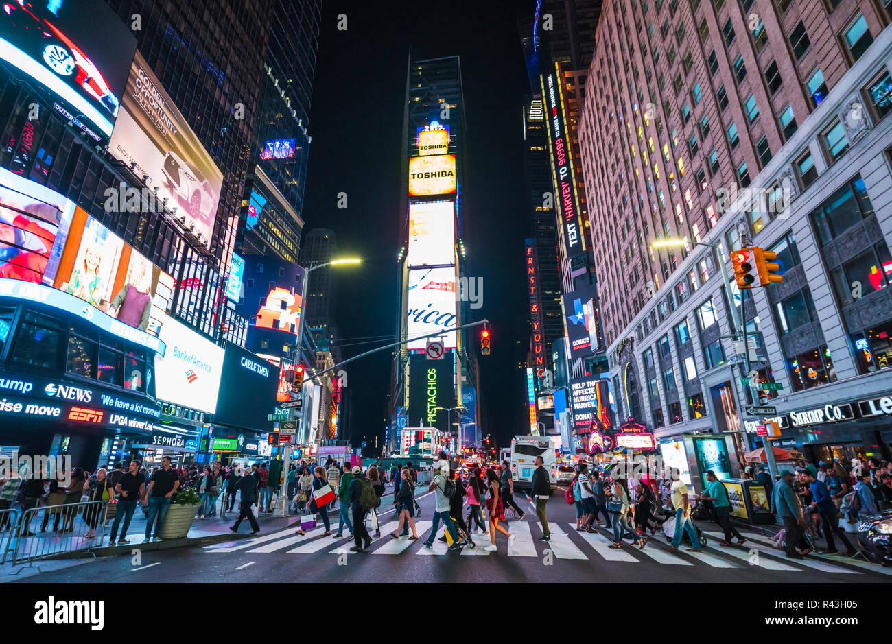 Time square nyc night hi-res stock photography and images - Alamy