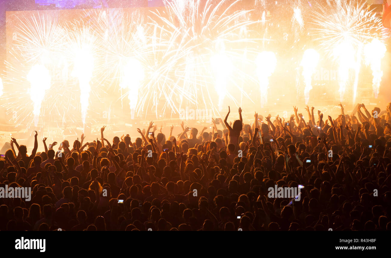 Huge cheering crowd at concert Stock Photo - Alamy