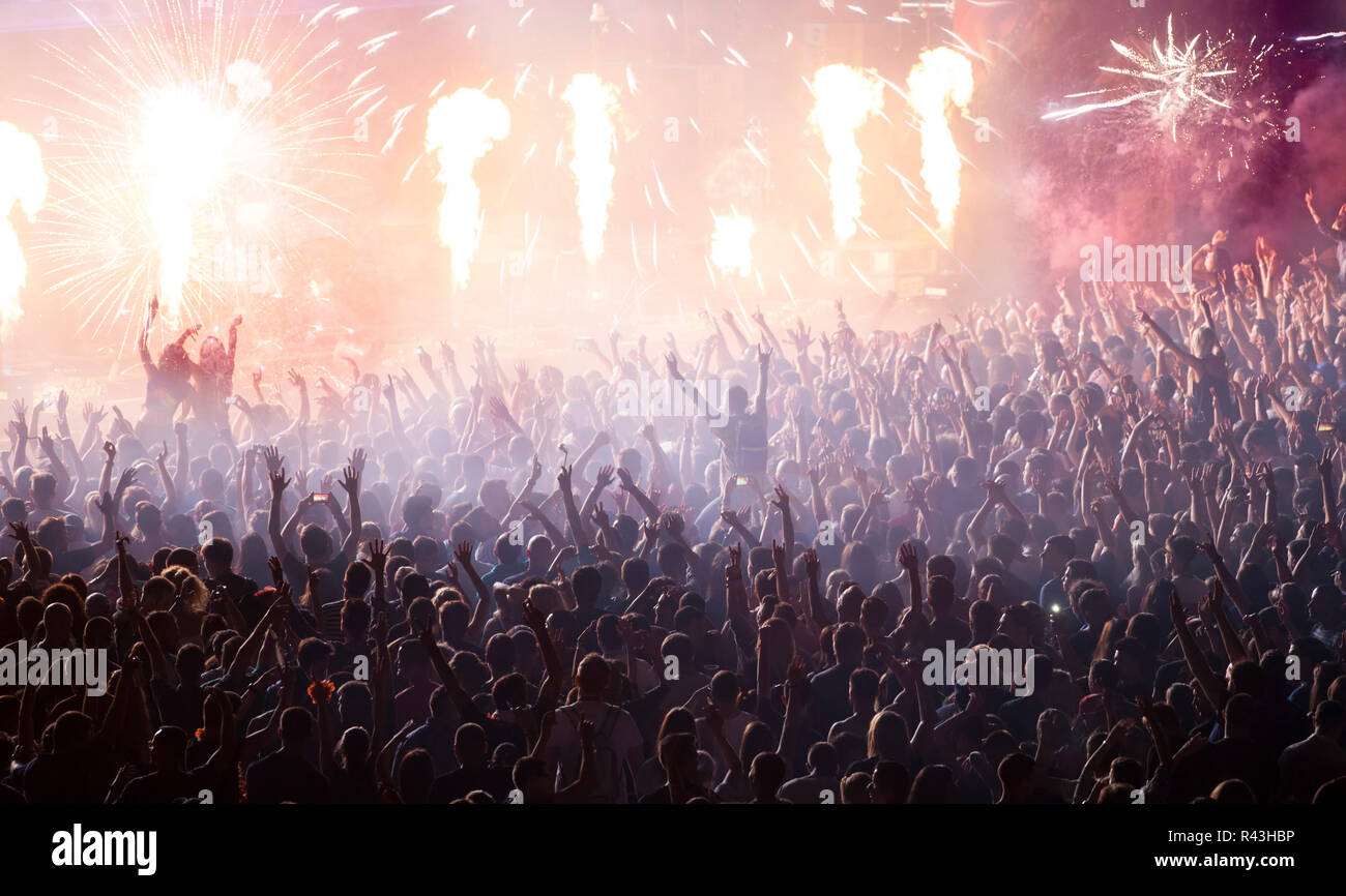 Huge cheering crowd at concert Stock Photo - Alamy