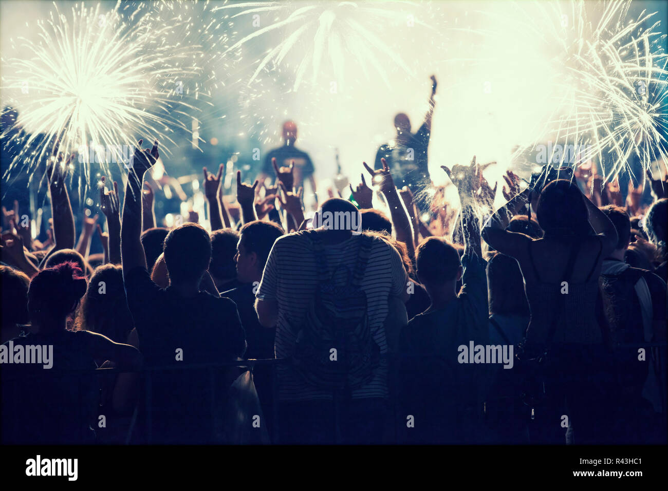 Crowd celebrating hi-res stock photography and images - Alamy