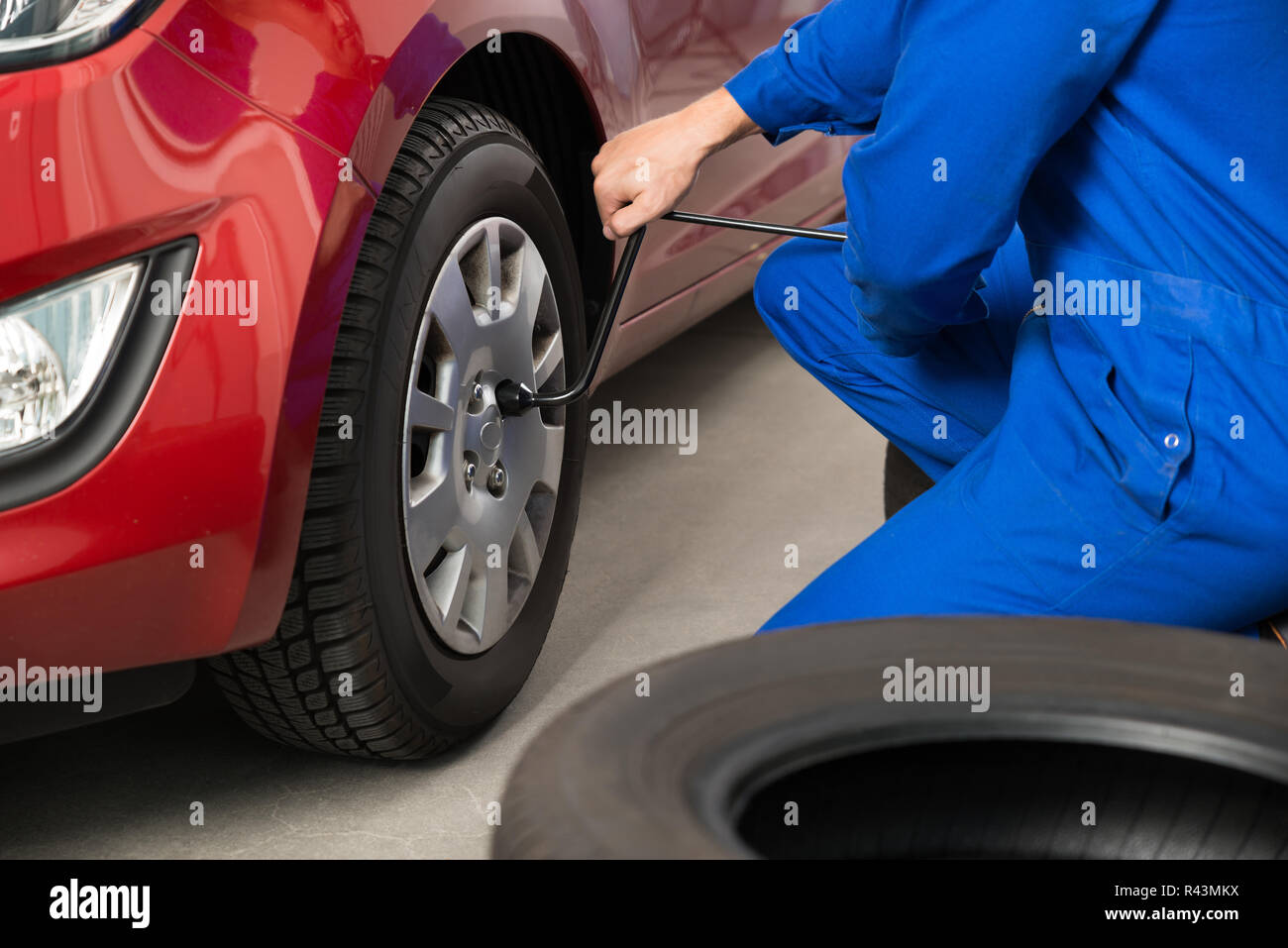 Person changing flat tyre hi-res stock photography and images - Alamy