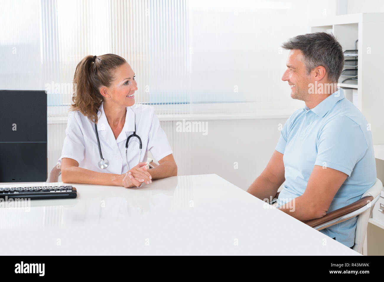 Patient Consulting Doctor In Hospital Stock Photo - Alamy