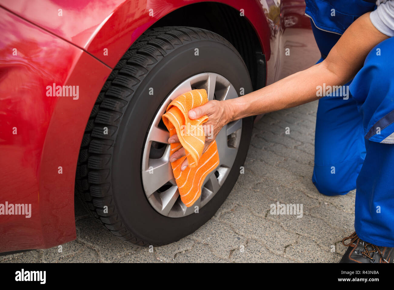 Worker Cleaning Car Wheel Stock Photo - Alamy