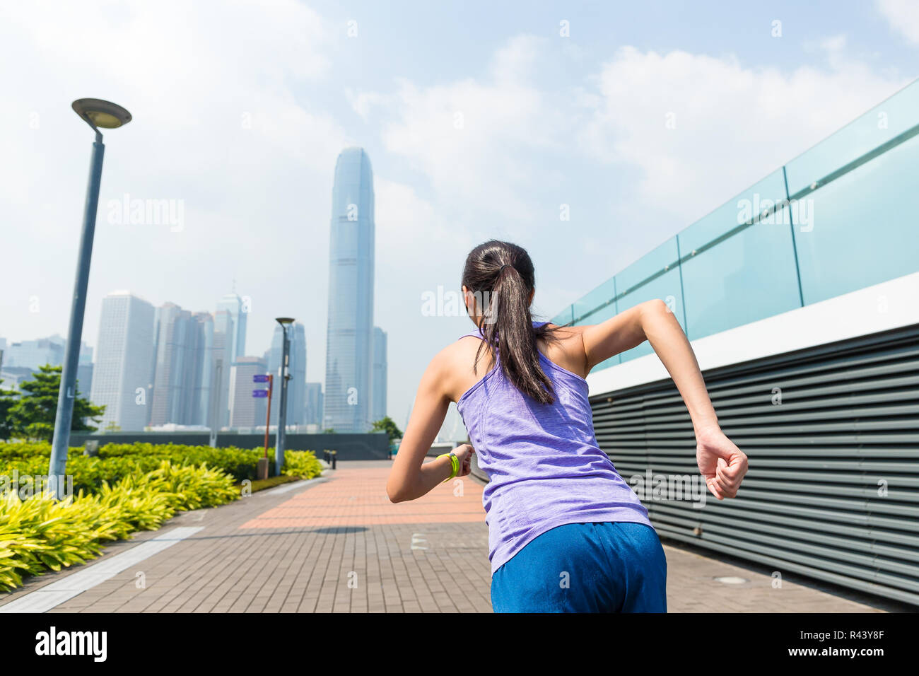 Girl running looking back rear view hi-res stock photography and images ...