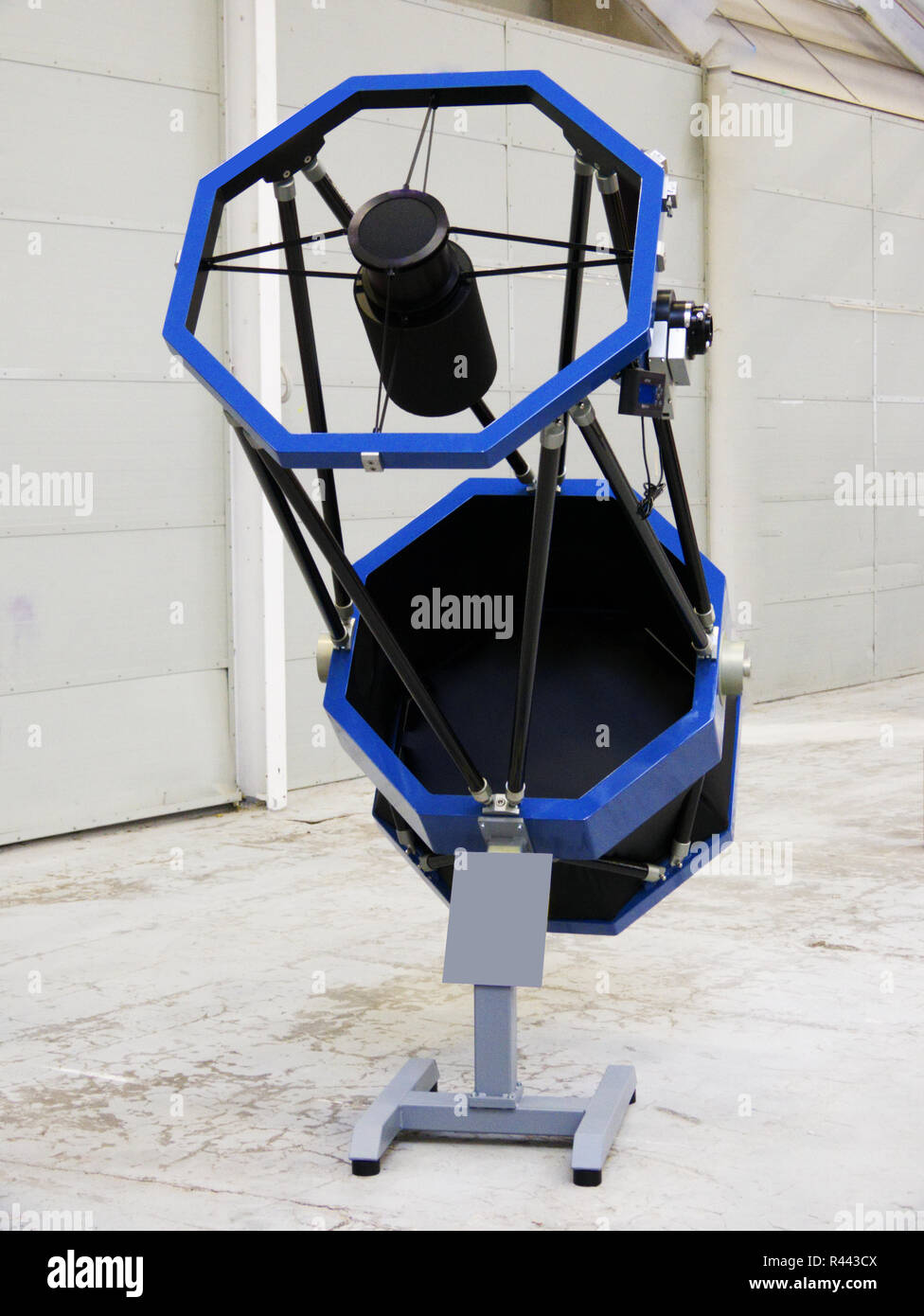 Dobsonian reflector telescope hi-res stock photography and images - Alamy