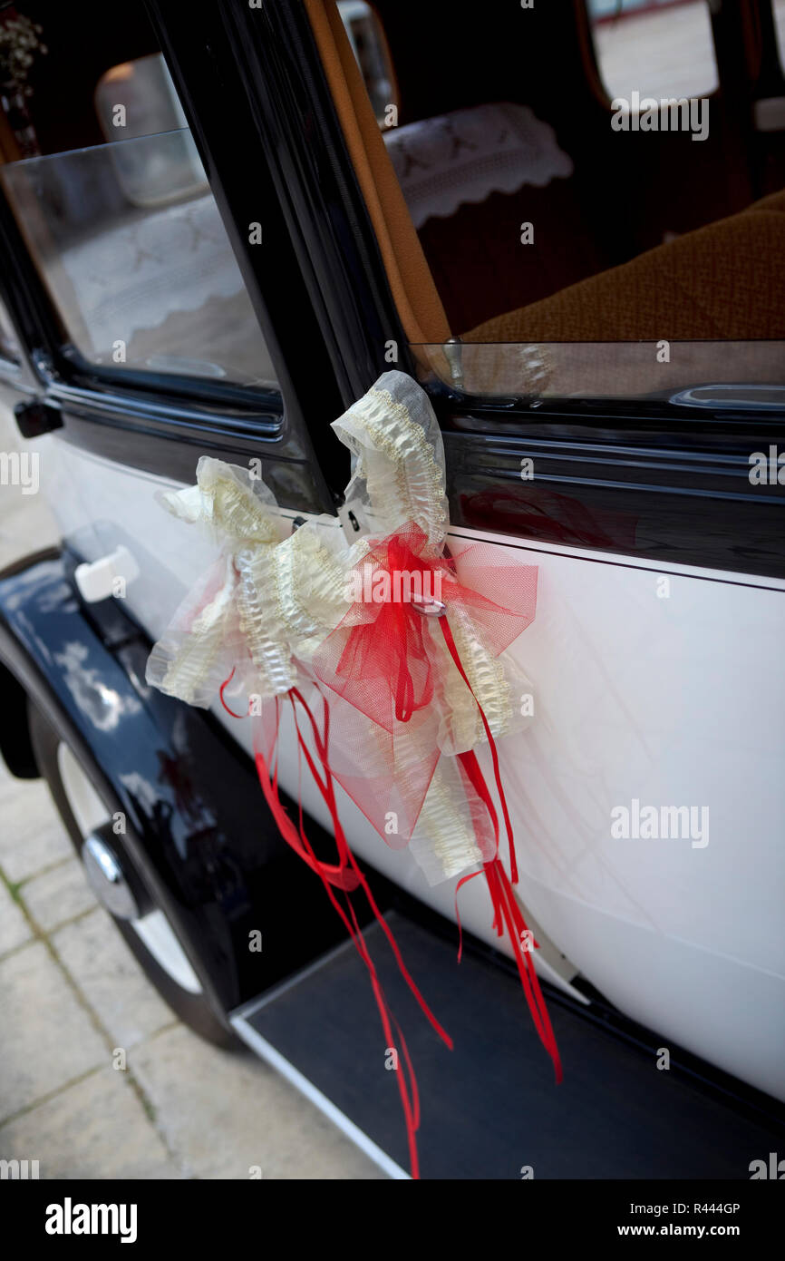Wedding ribbon on a car Stock Photo - Alamy