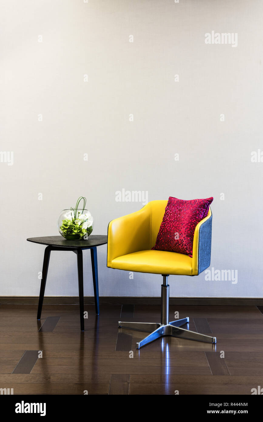 Table Chair combination in front of a plain wall Stock Photo - Alamy
