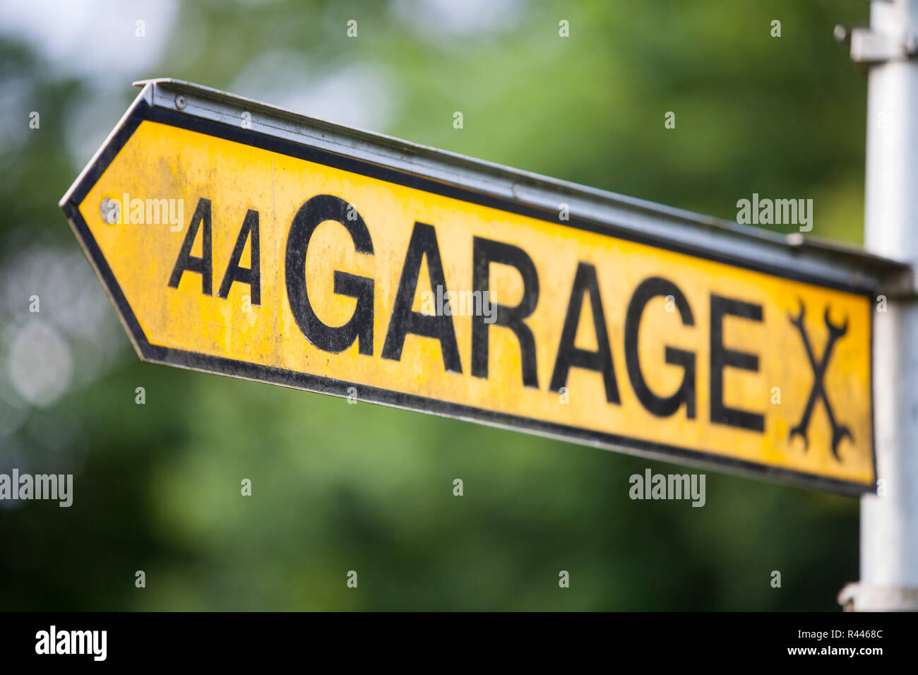 Garage indicator sign Stock Photo - Alamy