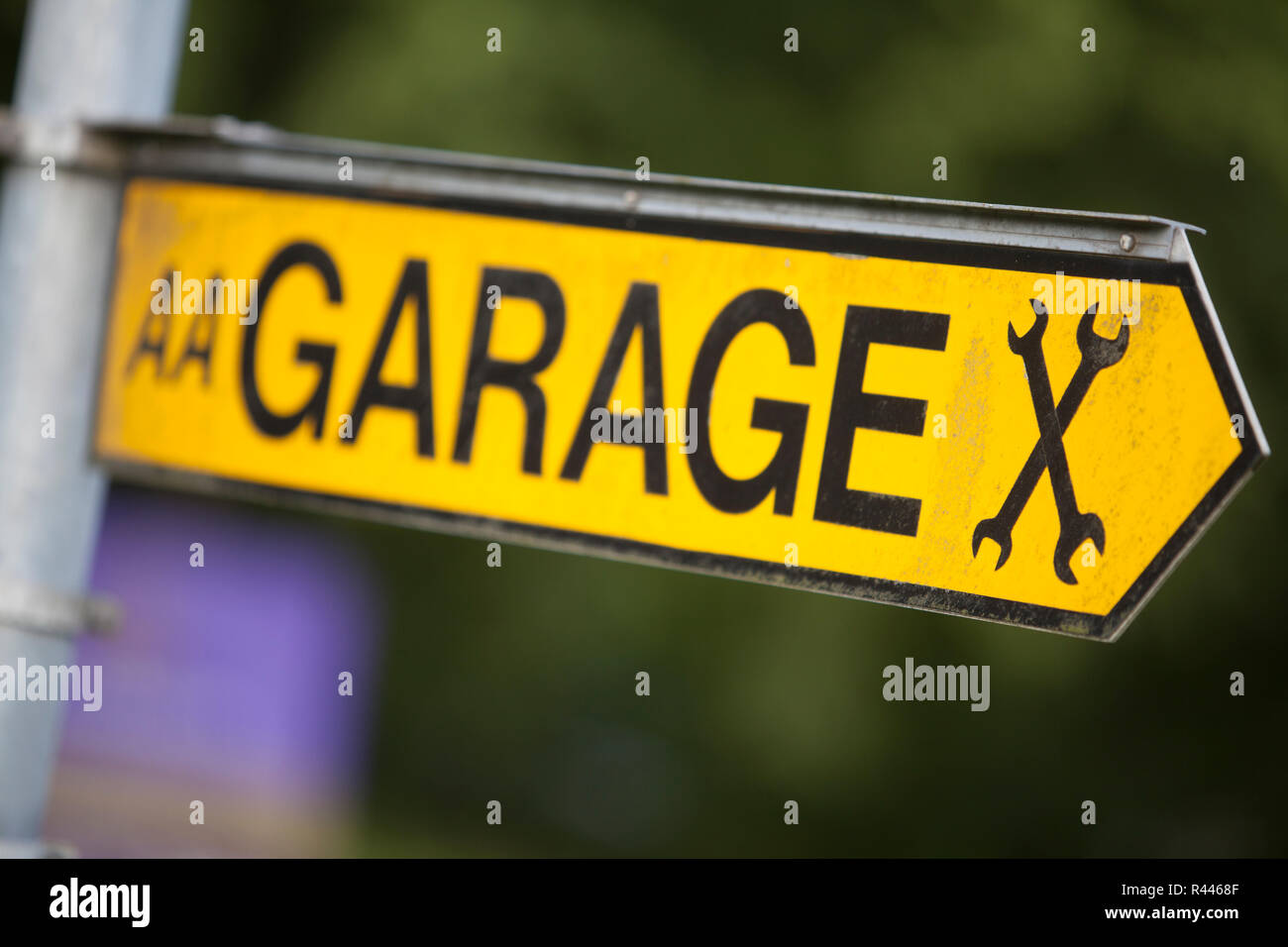 Garage indicator sign Stock Photo - Alamy