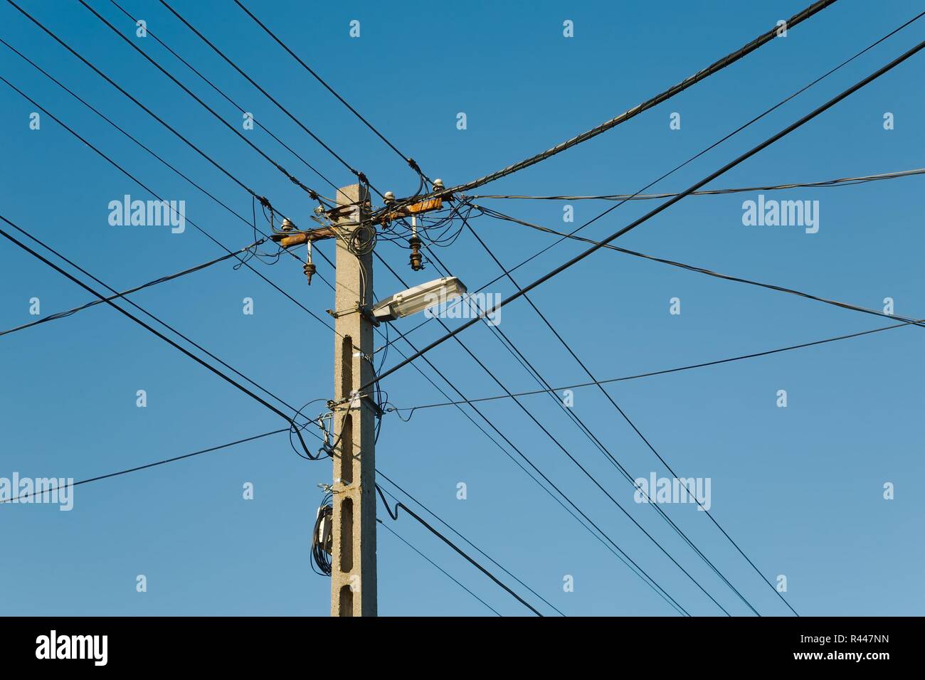 Electric line wooden pole top hi-res stock photography and images - Alamy