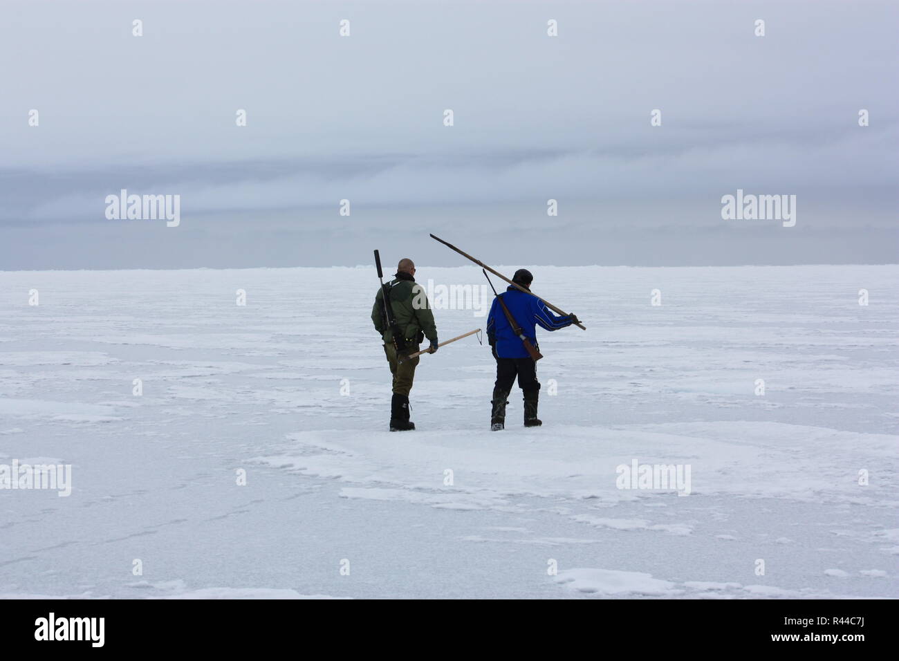 Inuit man hunt hi-res stock photography and images - Alamy
