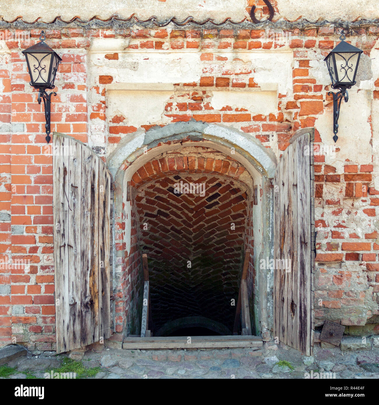 Dungeon wooden door hi-res stock photography and images - Alamy