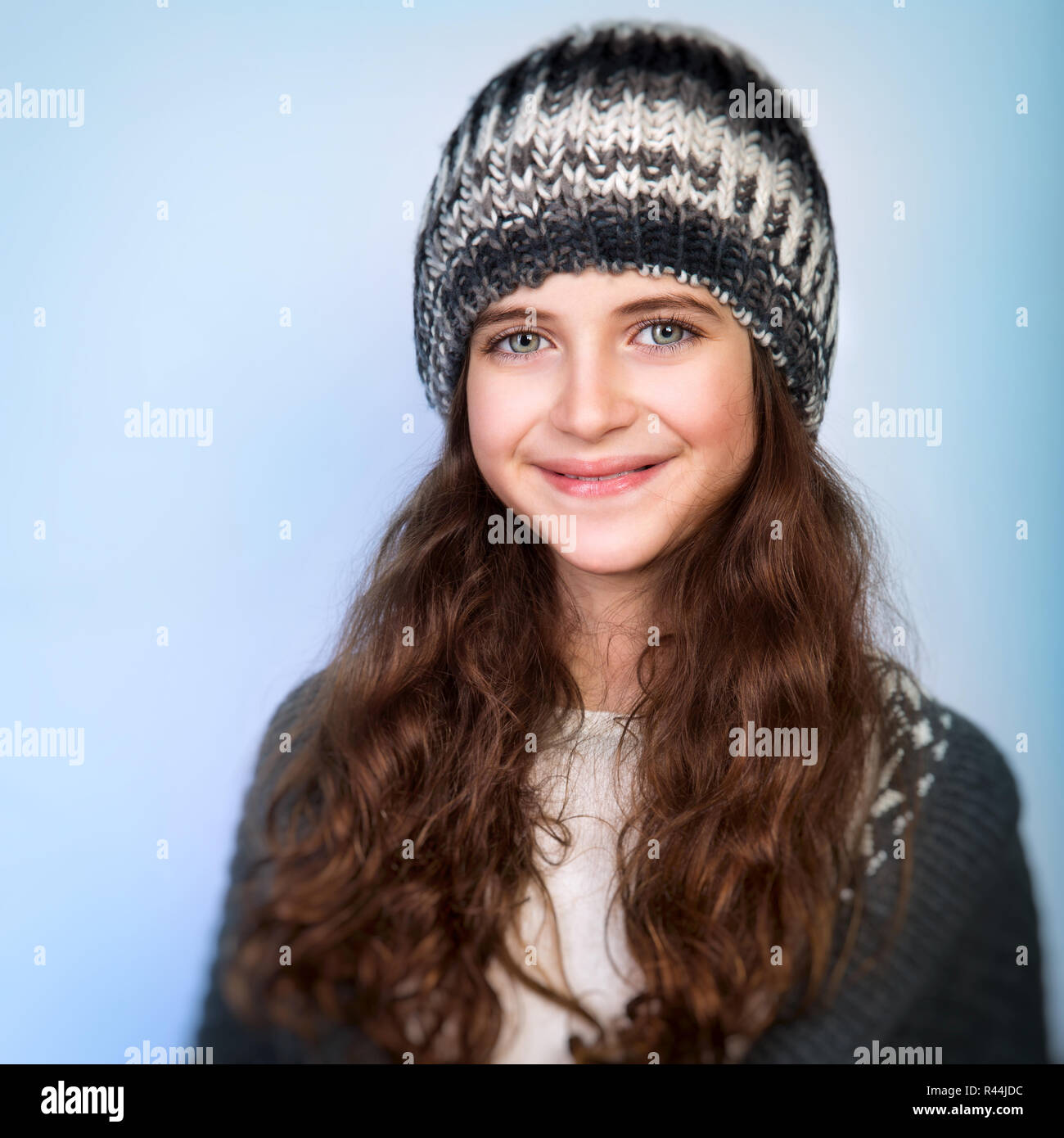 Cute teen girl modeling blue hi-res stock photography and images - Alamy