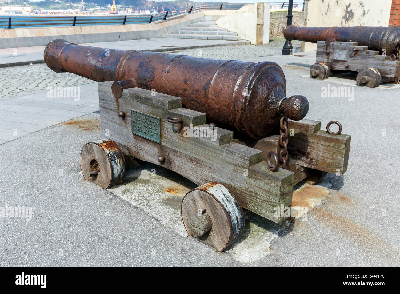 Old english cannon fort hi-res stock photography and images - Alamy