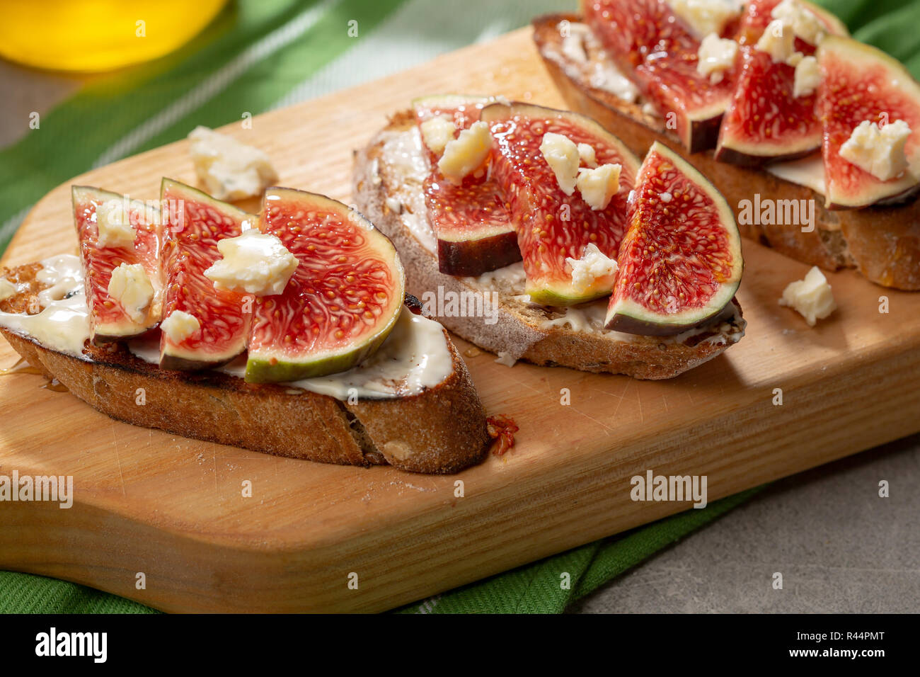 Canapes with cheese and fresh fruits Stock Photo - Alamy