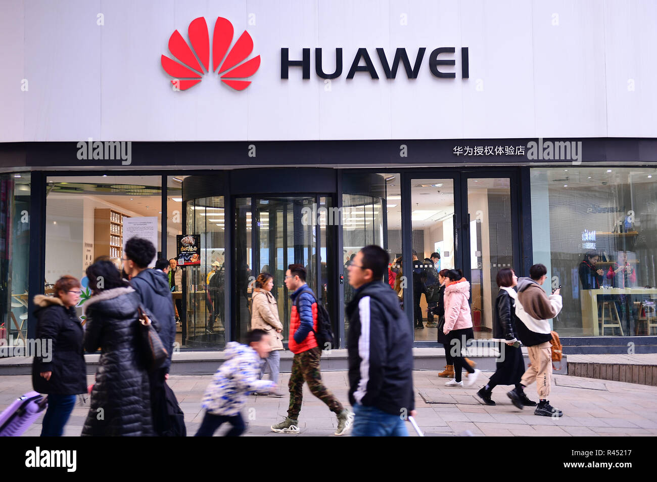 Huawei apple hi-res stock photography and images - Alamy