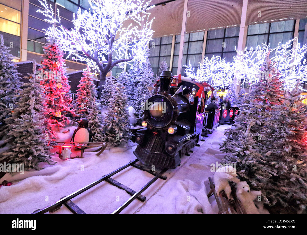 Milton Keynes, UK. 24th Nov, 2018. Shopping centres like: Mk and Intu ...