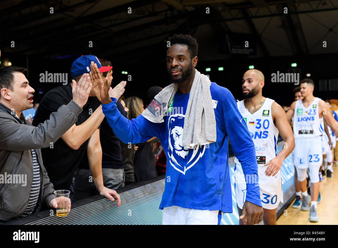 Karlsruhe, Deutschland. 24th Nov, 2018. The players of the Lions clap ...