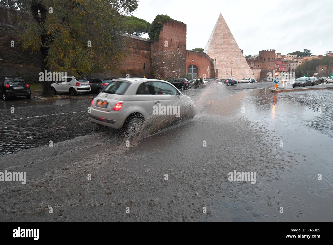 Rome, Italy, 25 November, 2018. Flooding in Rome. piazzale Ostiense ...