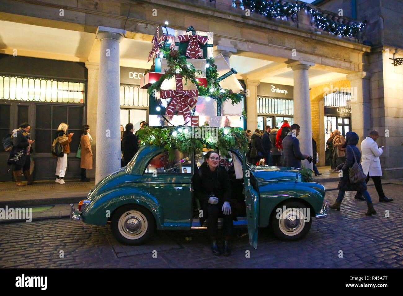 Covent garden christmas car hi-res stock photography and images - Alamy