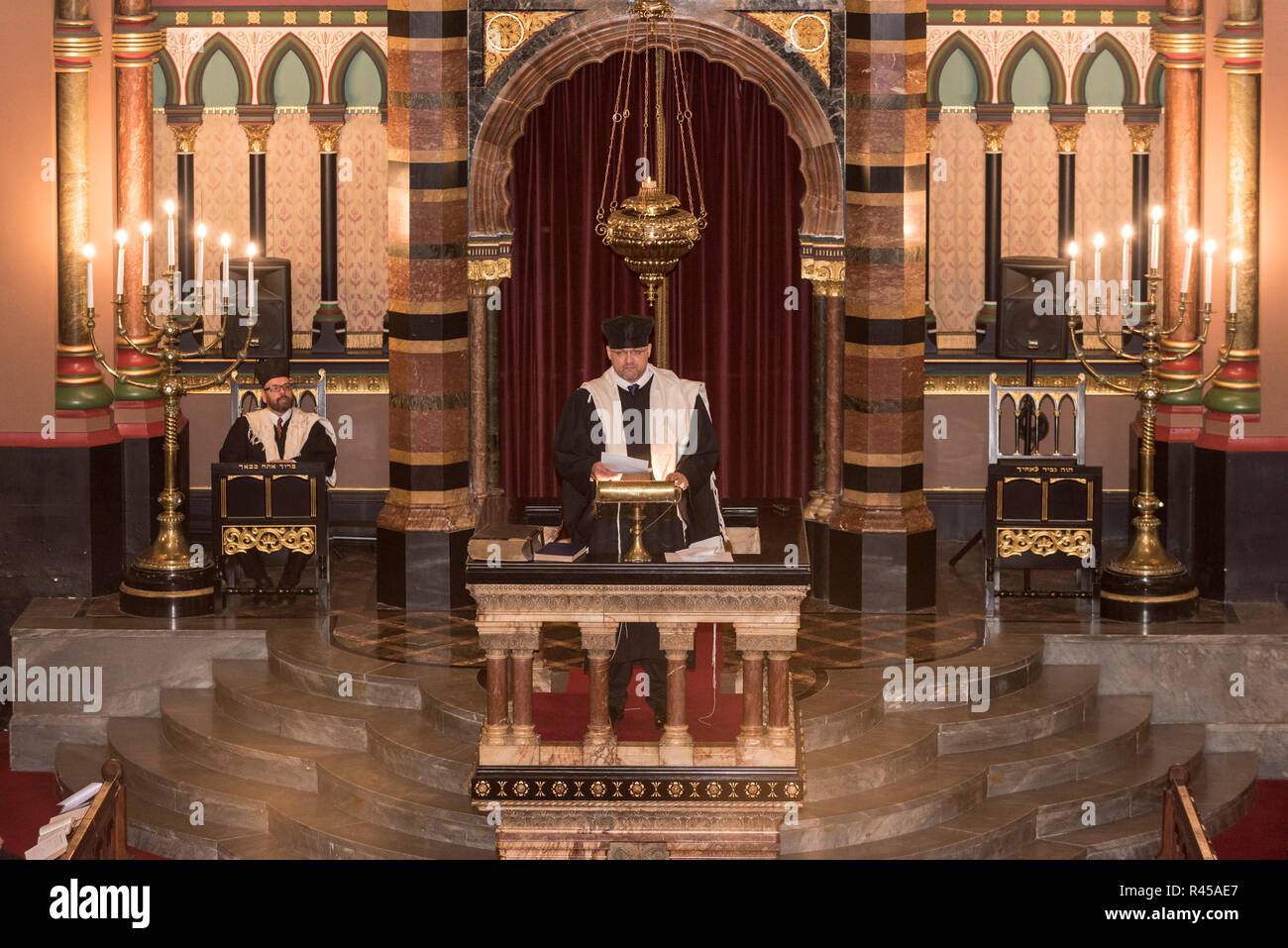 Synagogue service uk hi-res stock photography and images - Alamy
