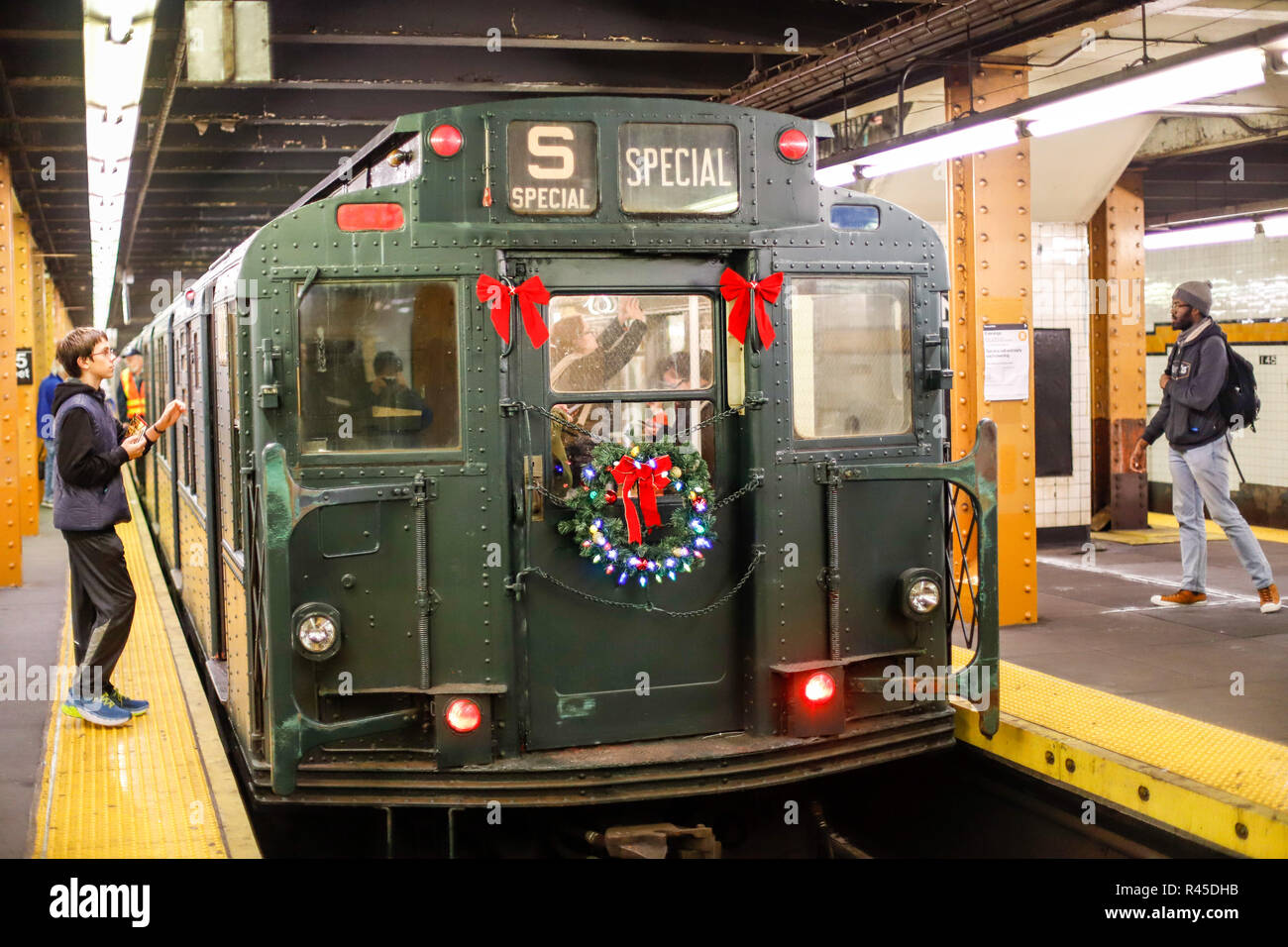 New York, NEW YORK, USA. 25th Nov, 2018. Train operating from the 30s ...