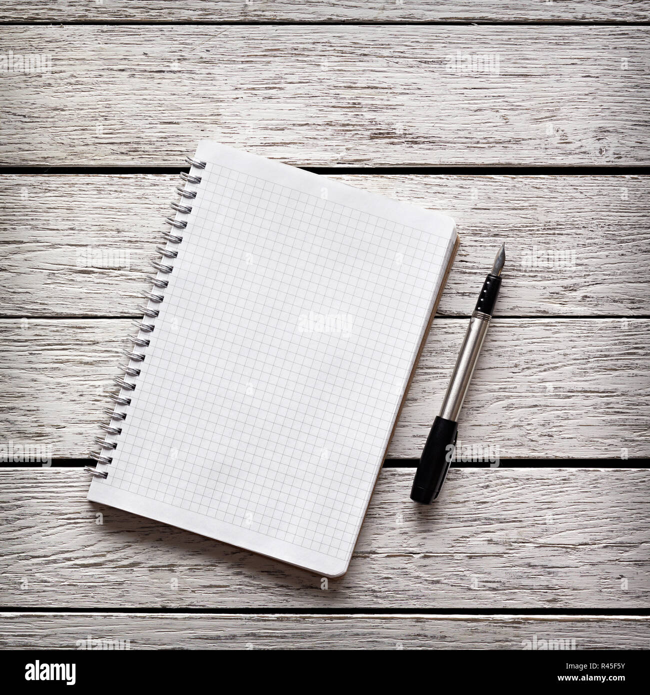 Blank notepad with a pen Stock Photo - Alamy