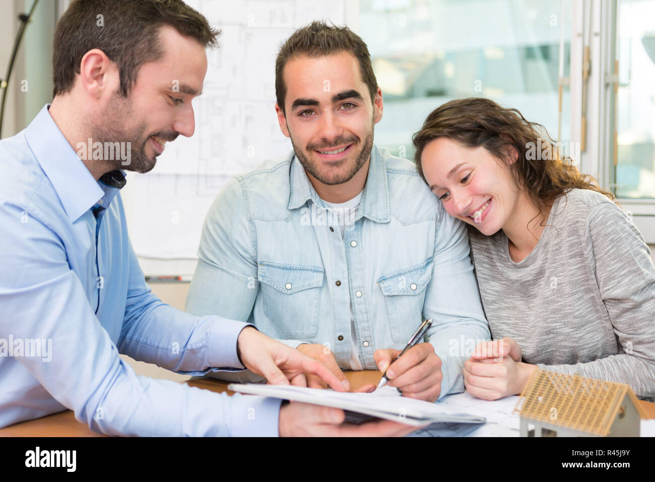 Cotract hi-res stock photography and images - Alamy