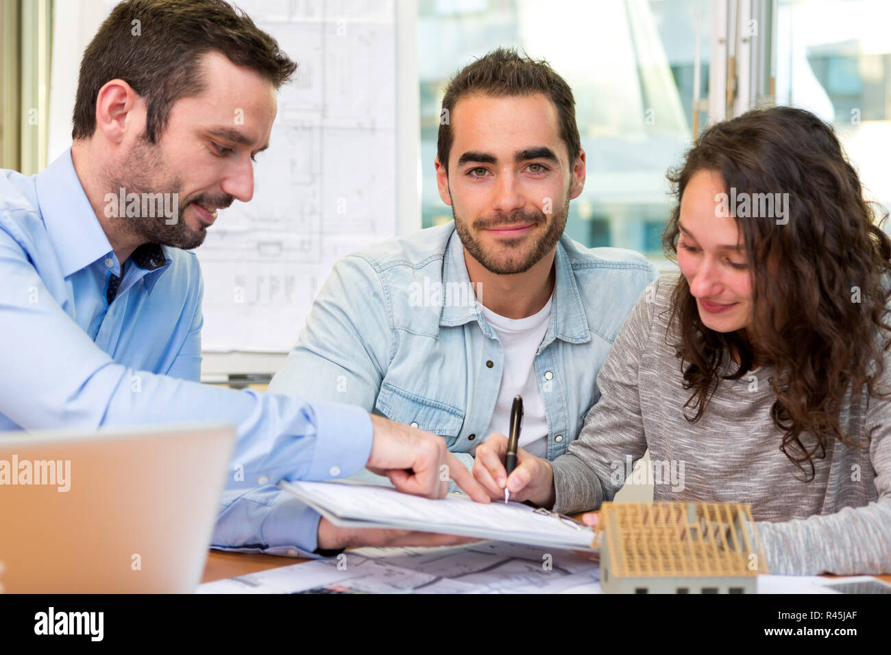 Cotract hi-res stock photography and images - Alamy