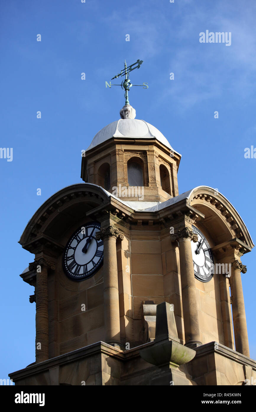 Four sided clock hi-res stock photography and images - Alamy