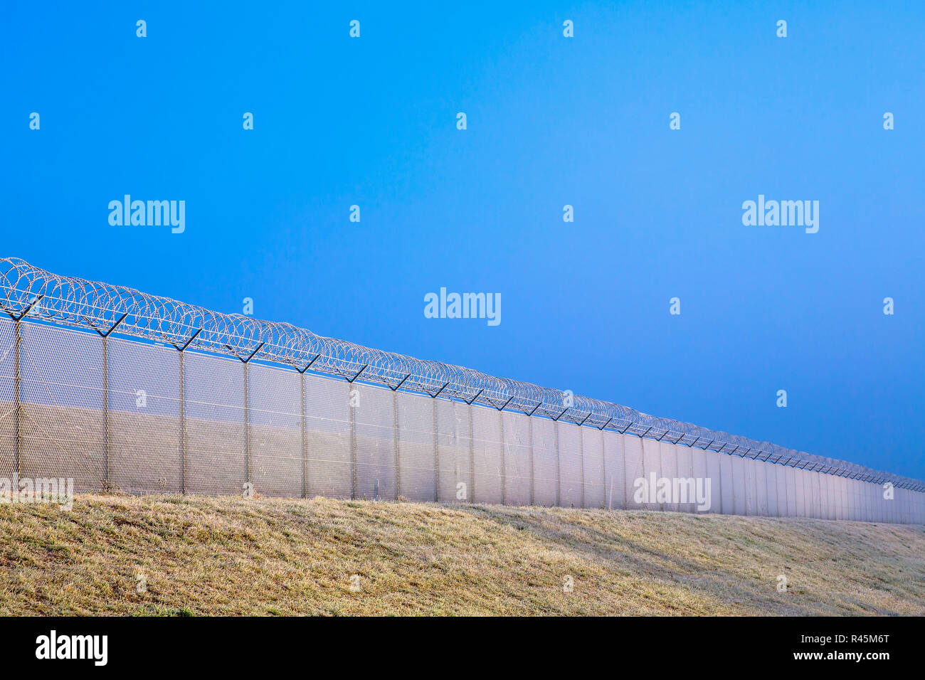 Wire boundary hi-res stock photography and images - Alamy