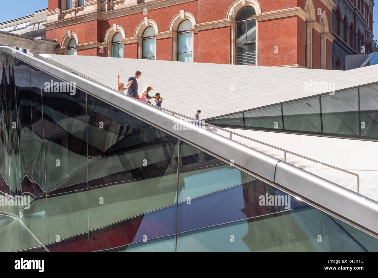 Sackler courtyard at the v&a museum hi-res stock photography and images ...
