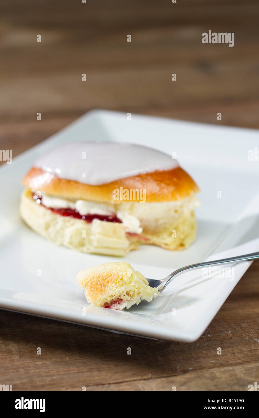 Cream bun hi-res stock photography and images - Alamy