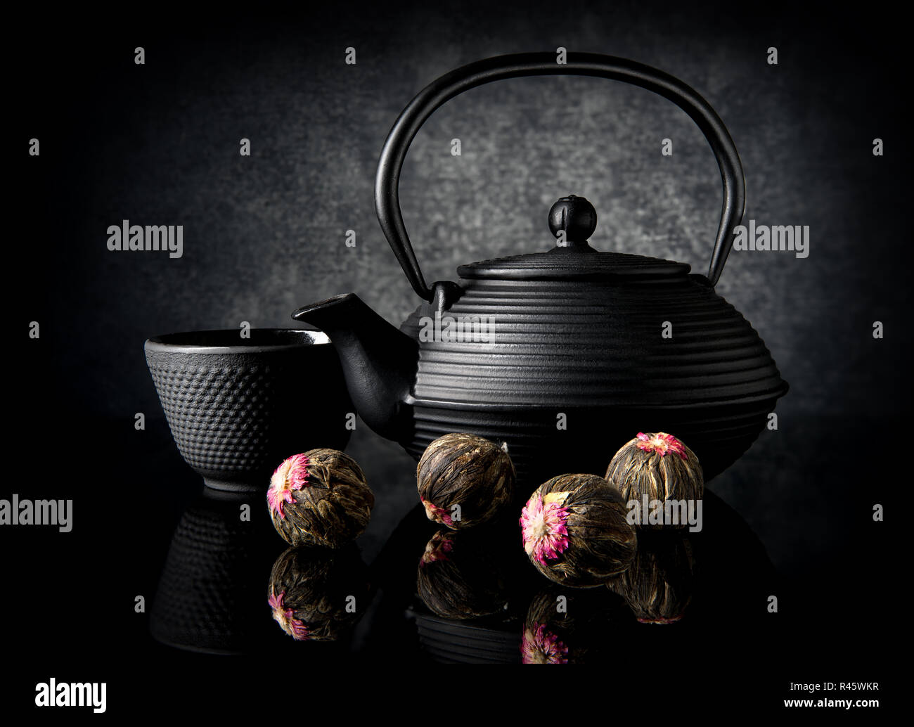 Deep cast iron pot hi-res stock photography and images - Alamy