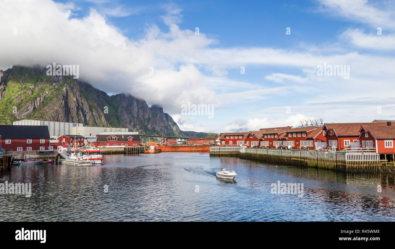 Rorbuer red fishing huts hi-res stock photography and images - Alamy