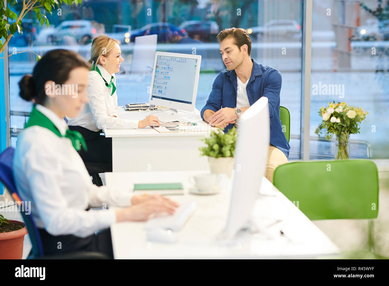 Bank customer hi-res stock photography and images - Alamy