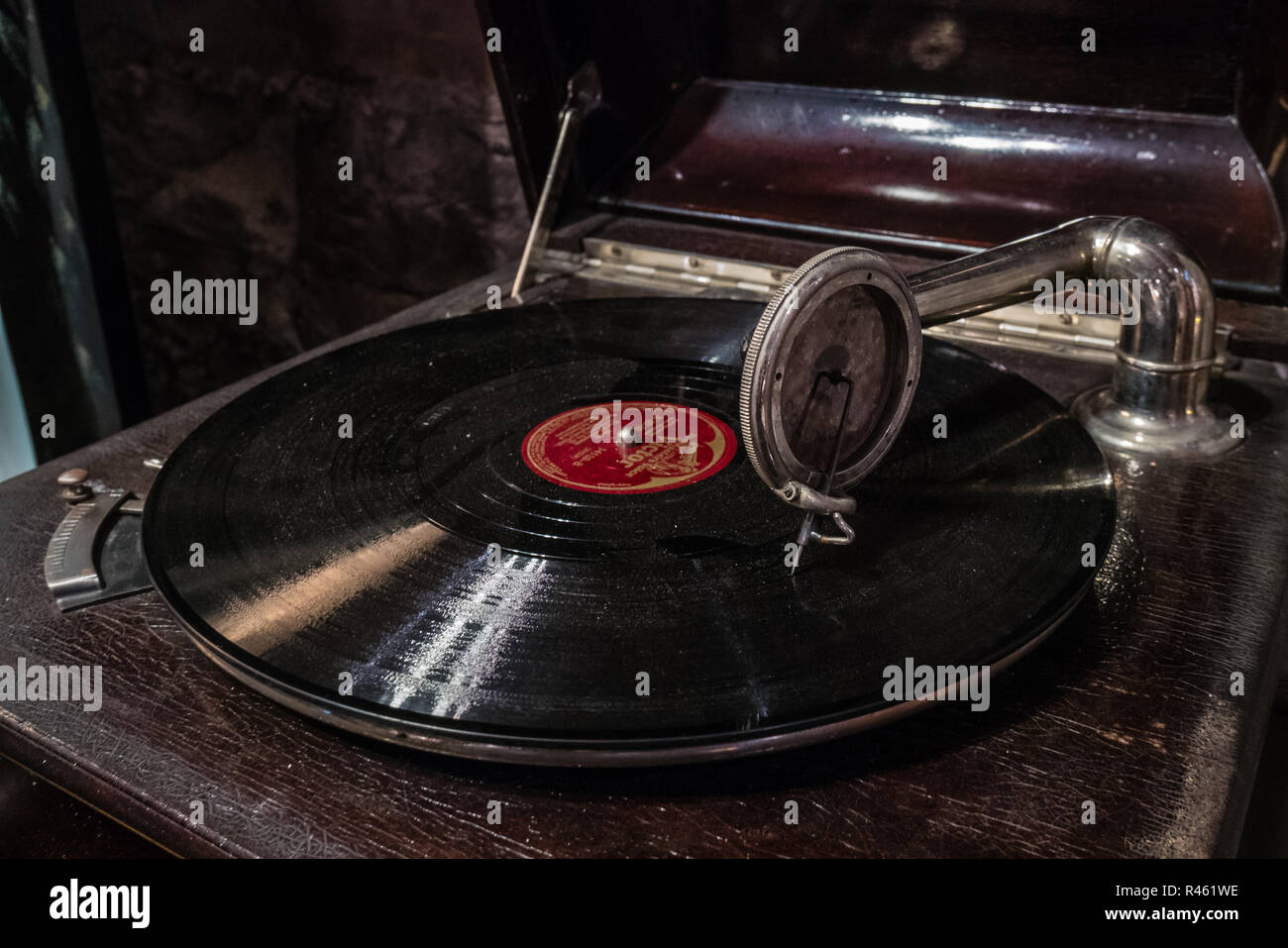 vintage vinyl record player from 1920s Stock Photo - Alamy