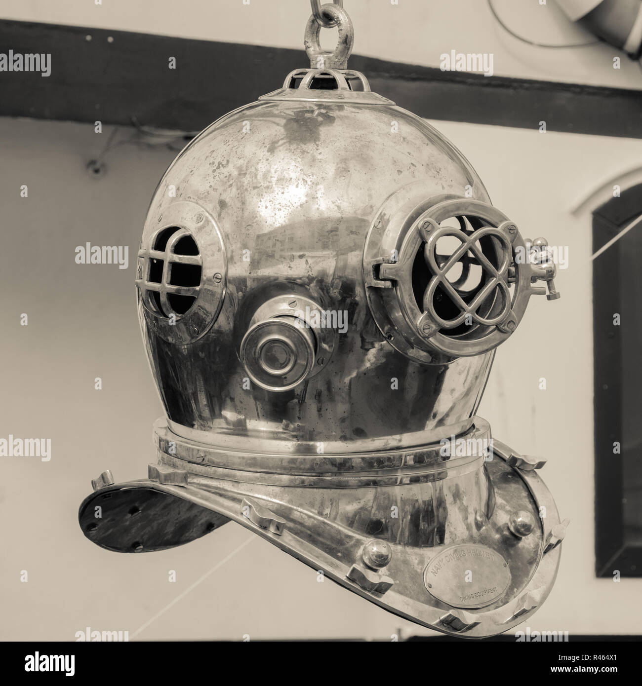 Vintage scuba dive helmet hi-res stock photography and images - Alamy