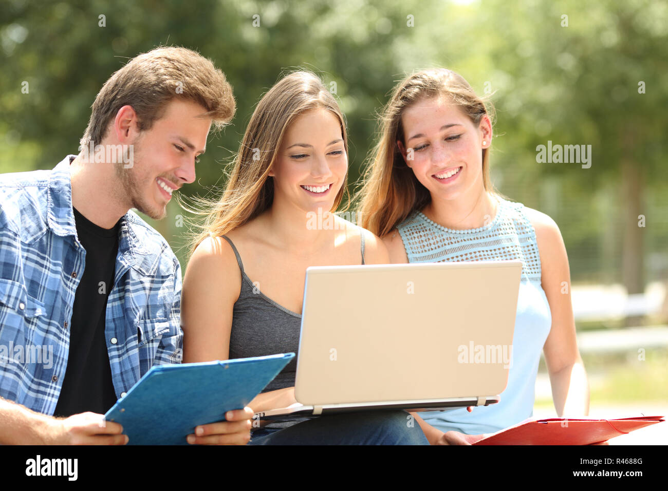 Group of teenagers sitting bench hi-res stock photography and images ...