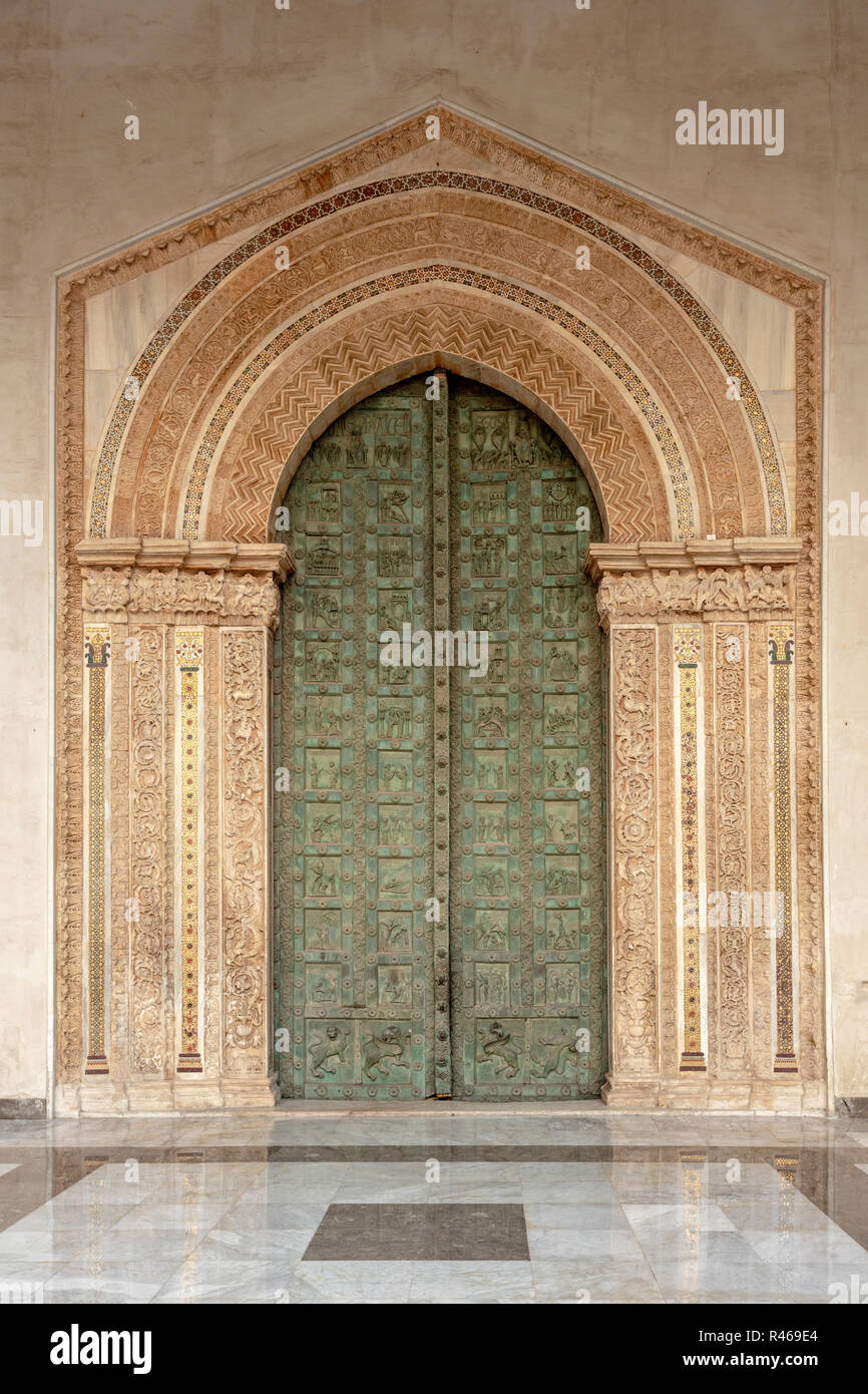 Ornate romanesque bronze doors hi-res stock photography and images - Alamy