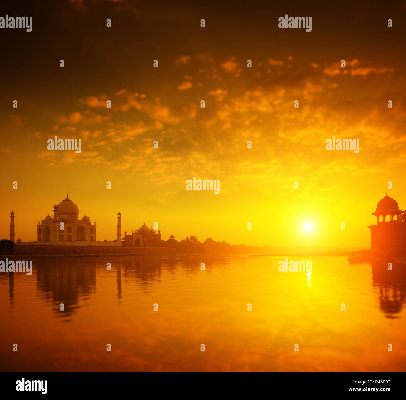 Taj Mahal Agra India sunset Stock Photo - Alamy