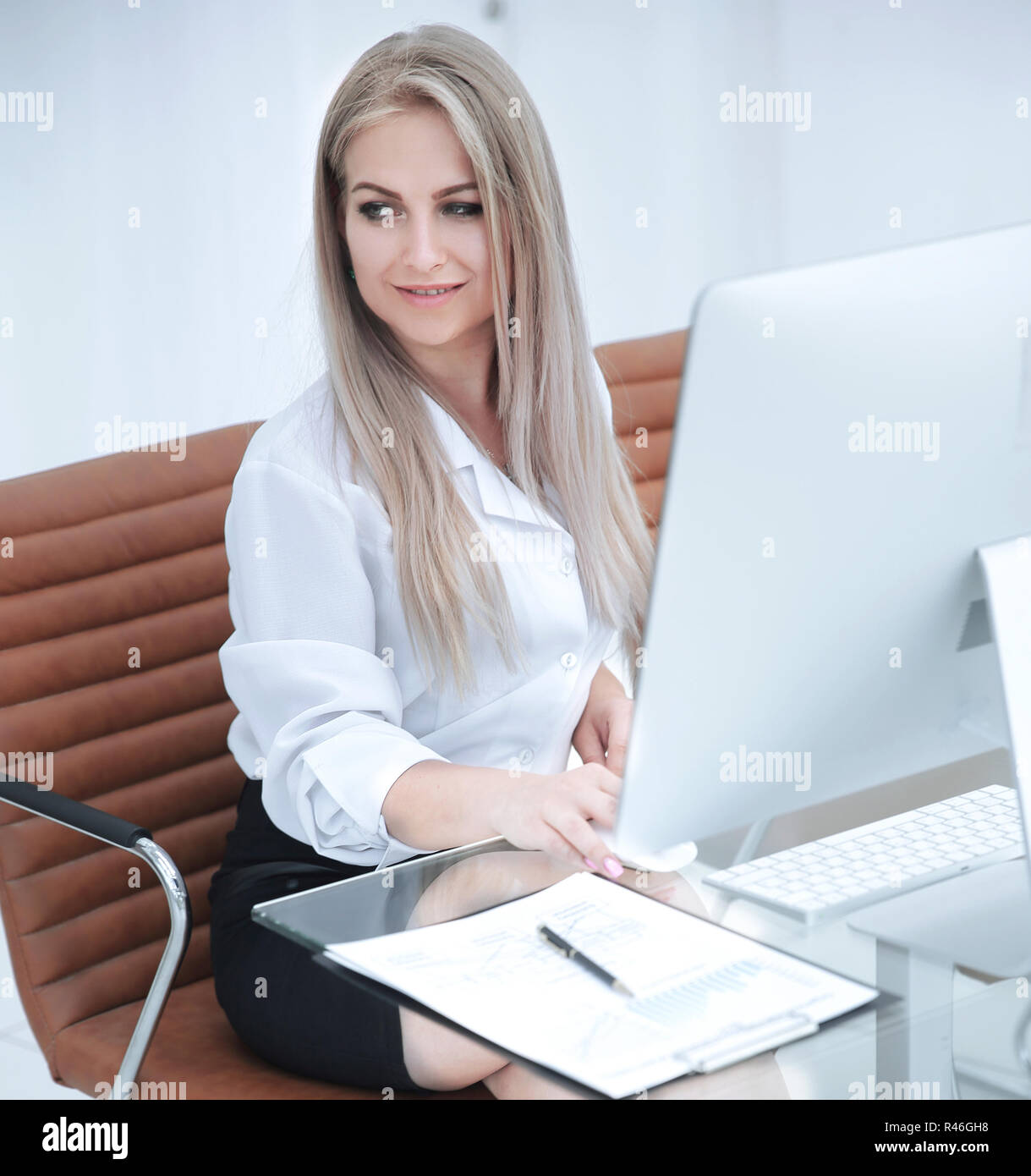 modern business woman working at modern office Stock Photo - Alamy