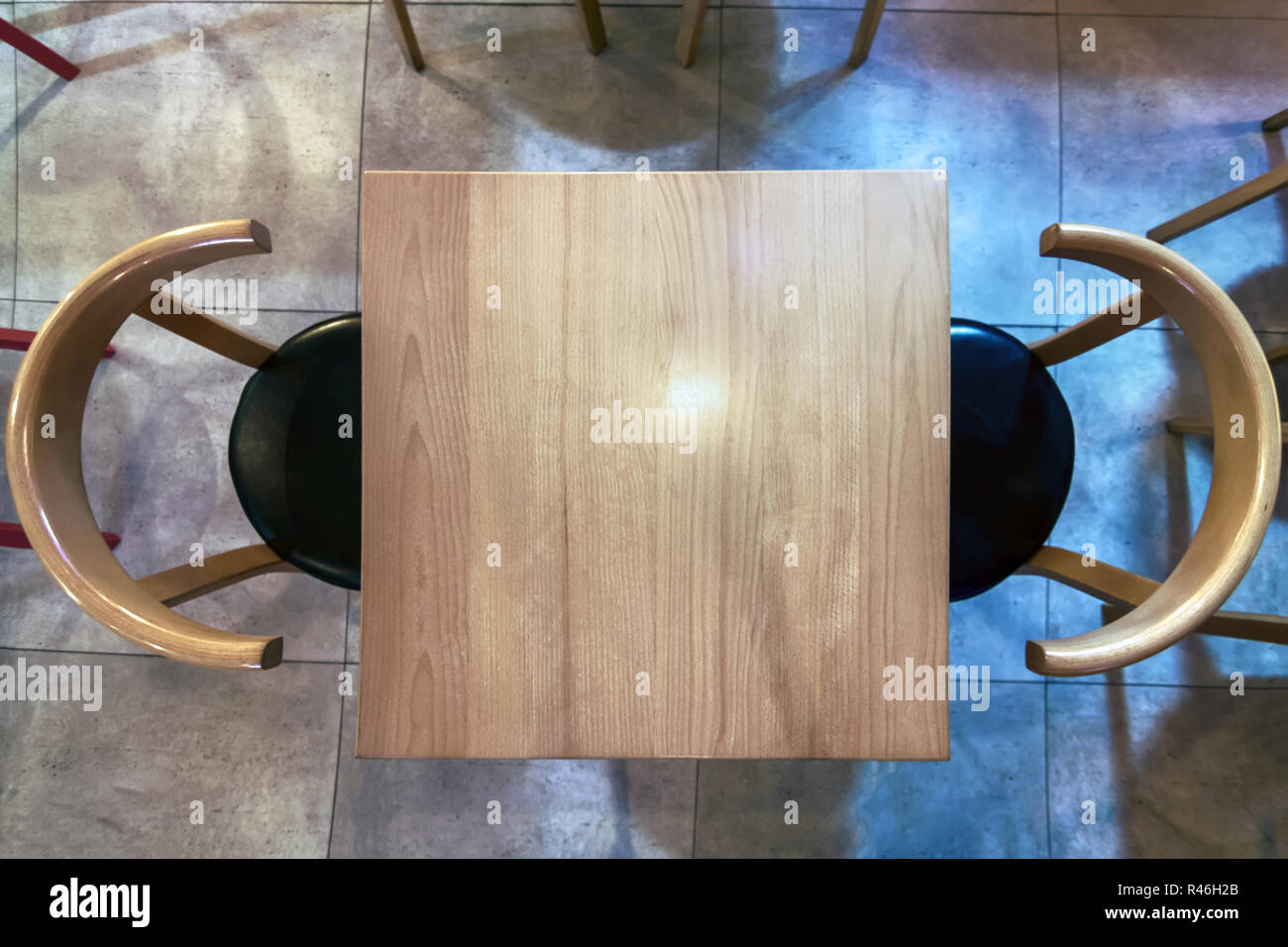 Top view empty wooden table and chairs in coffee shop Stock Photo - Alamy