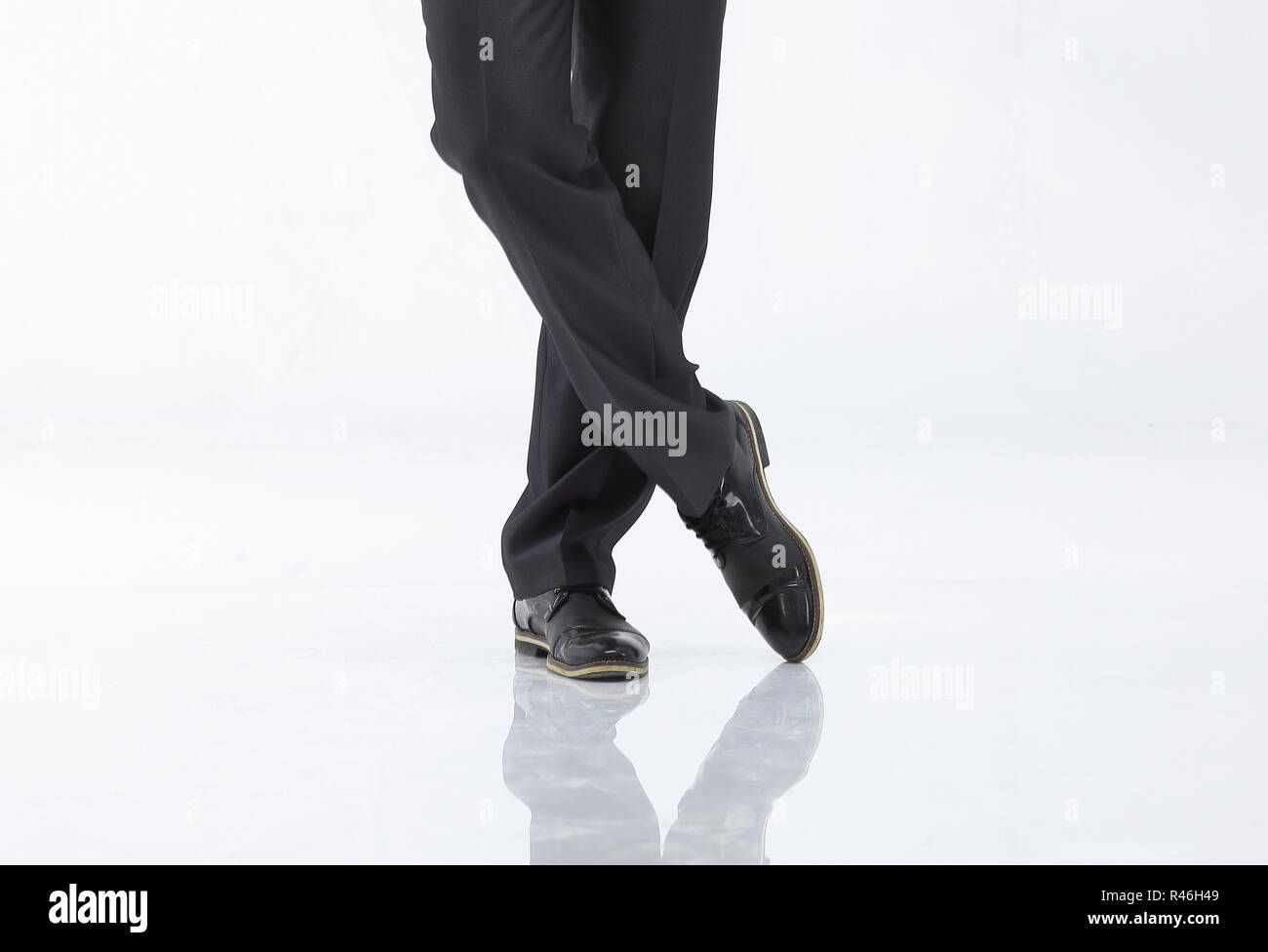 Legs crossed business shoes hi-res stock photography and images - Alamy