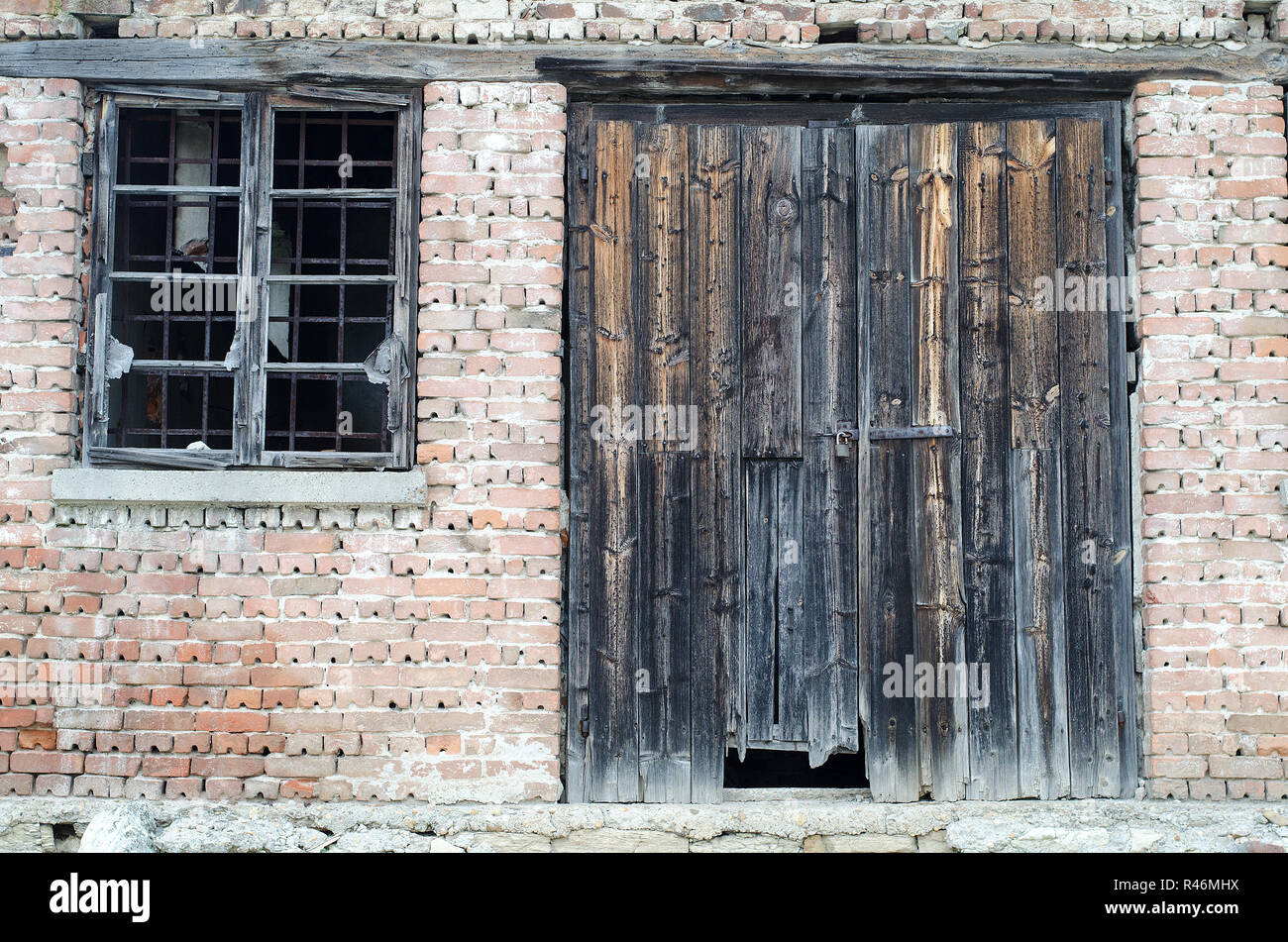 Old wooden gate at brick building Stock Photo - Alamy