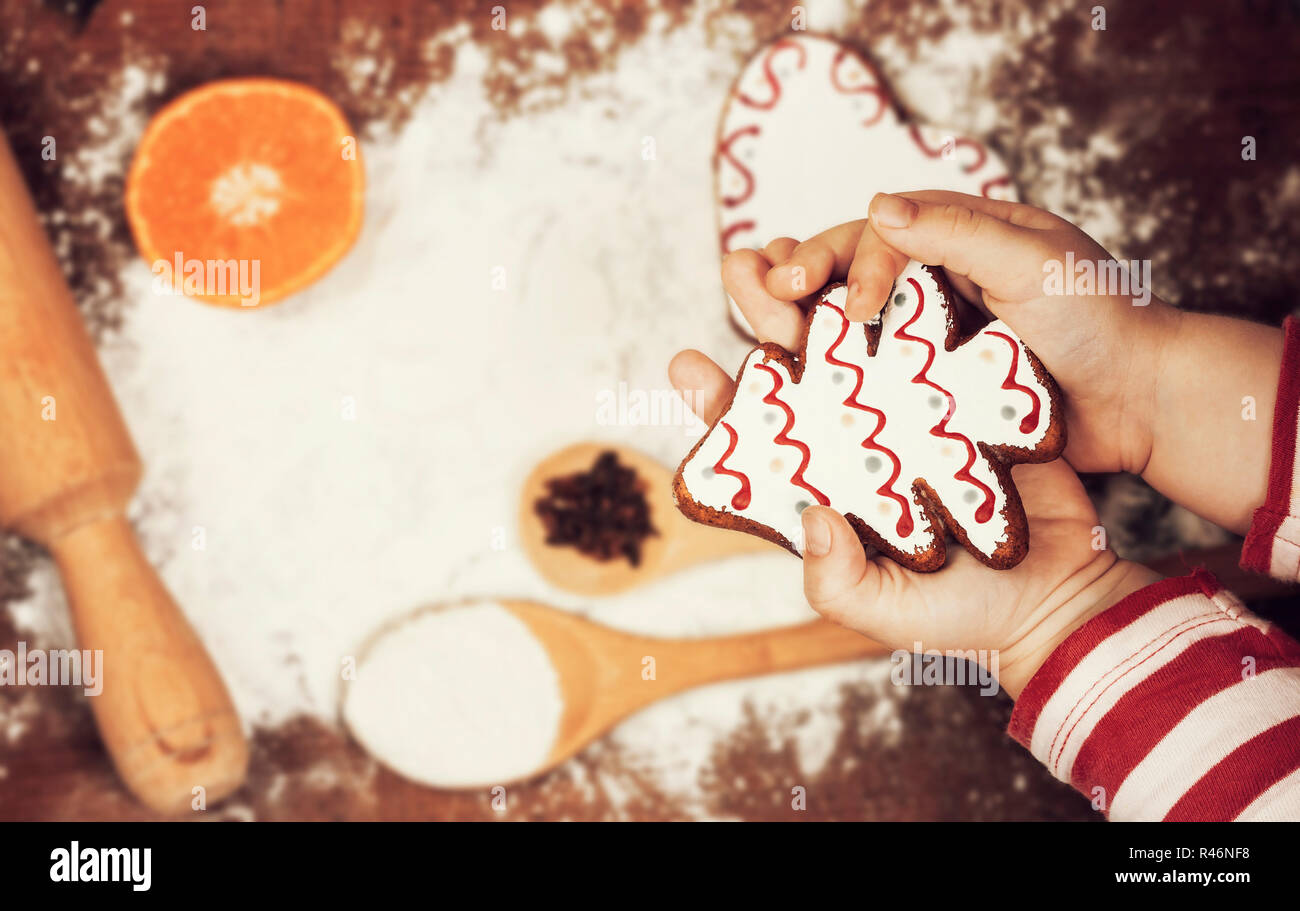 Child holding gingerbread cookie Stock Photo - Alamy