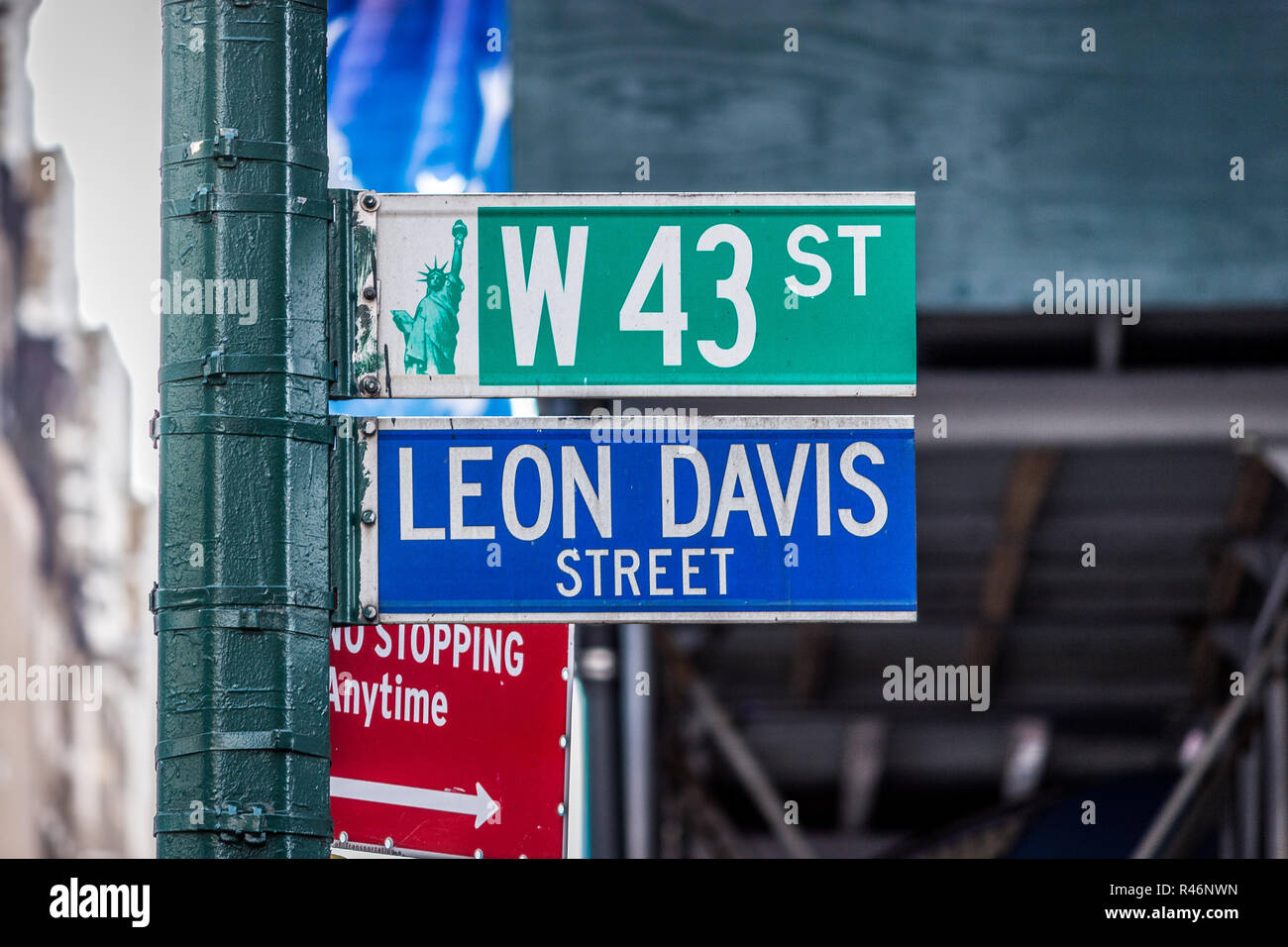 43rd street sign hi-res stock photography and images - Alamy
