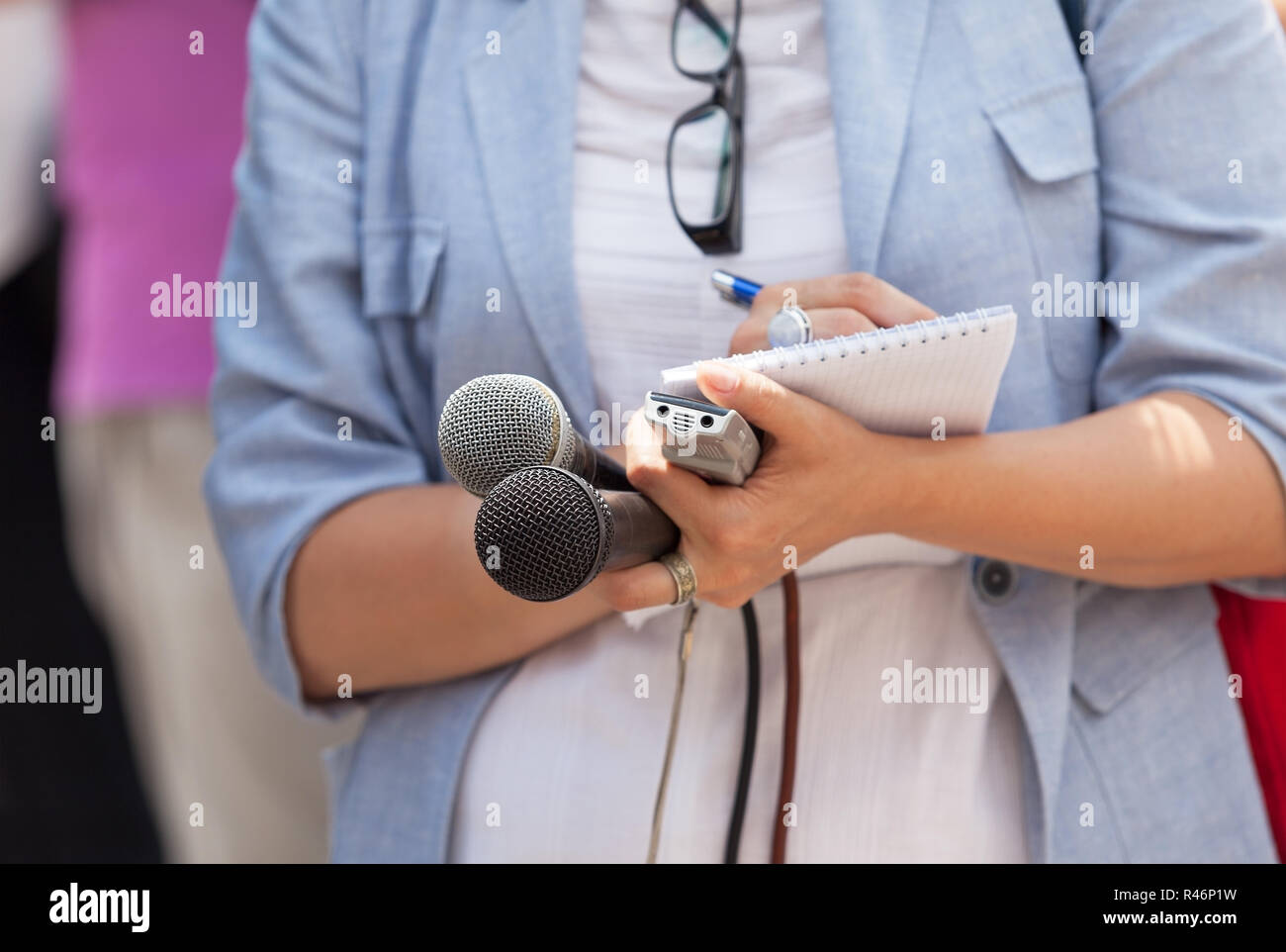 Journalist taking notes news hi-res stock photography and images - Alamy